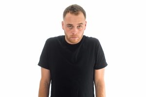 10 Shoulder Body Language Cues to Help You Read Minds