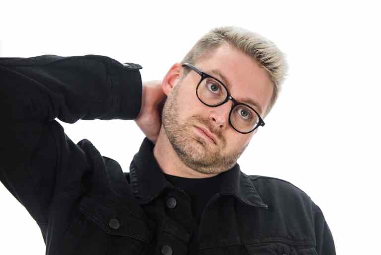 13 Hidden Nonverbal Cues You Should Know: Neck Body Language